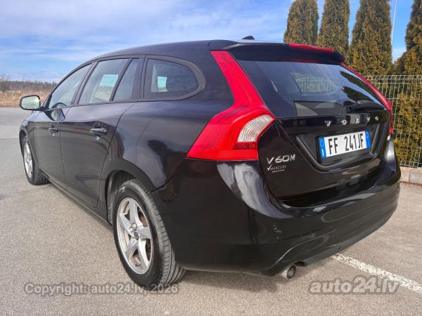Melns Volvo V60 2017 Tallina, ar dzinēja tilpumu 2.00 L un nobraukumu 272 tūkst. km par 6999 €, foto 9 vietnē AUTOMOTO.COM.LV