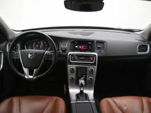Melns Volvo V60 2017 Viļņa, ar dzinēja tilpumu 2.00 L un nobraukumu 205 tūkst. km par 11999 €, foto 3 vietnē AUTOMOTO.COM.LV