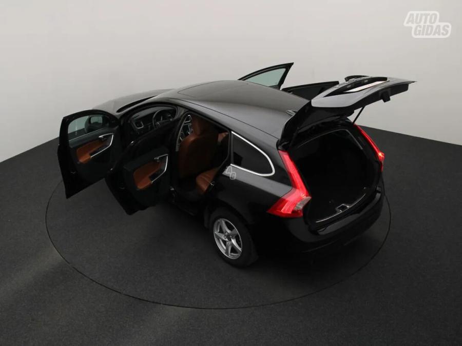 Melns Volvo V60 2017 Viļņa, ar dzinēja tilpumu 2.00 L un nobraukumu 205 tūkst. km par 11999 €, foto 14 vietnē AUTOMOTO.COM.LV