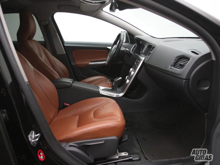 Melns Volvo V60 2017 Viļņa, ar dzinēja tilpumu 2.00 L un nobraukumu 205 tūkst. km par 11999 €, foto 15 vietnē AUTOMOTO.COM.LV