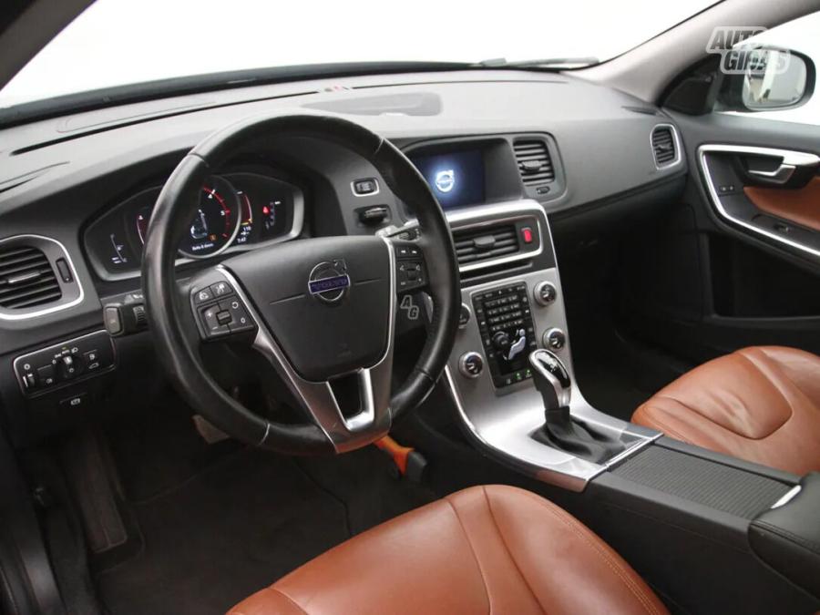 Melns Volvo V60 2017 Viļņa, ar dzinēja tilpumu 2.00 L un nobraukumu 205 tūkst. km par 11999 €, foto 17 vietnē AUTOMOTO.COM.LV