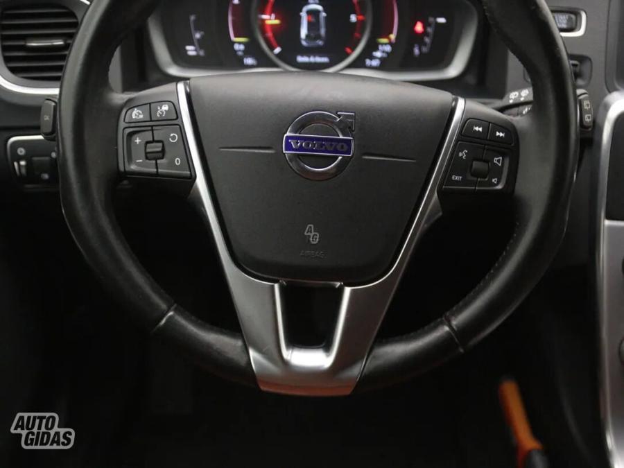 Melns Volvo V60 2017 Viļņa, ar dzinēja tilpumu 2.00 L un nobraukumu 205 tūkst. km par 11999 €, foto 19 vietnē AUTOMOTO.COM.LV