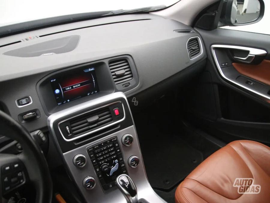 Melns Volvo V60 2017 Viļņa, ar dzinēja tilpumu 2.00 L un nobraukumu 205 tūkst. km par 11999 €, foto 22 vietnē AUTOMOTO.COM.LV