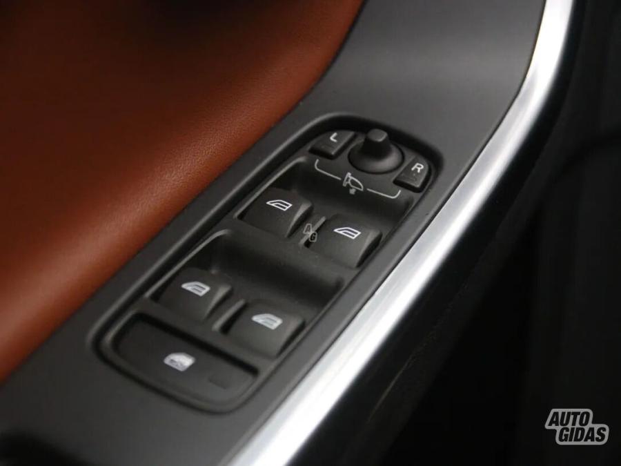 Melns Volvo V60 2017 Viļņa, ar dzinēja tilpumu 2.00 L un nobraukumu 205 tūkst. km par 11999 €, foto 27 vietnē AUTOMOTO.COM.LV