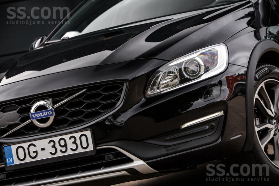 Black Volvo V60 2017 in Jelgava, with an engine capacity of 2.40 L and mileage of 0 thousand km for 11690 €, photo 5 on AUTOMOTO.COM.LV