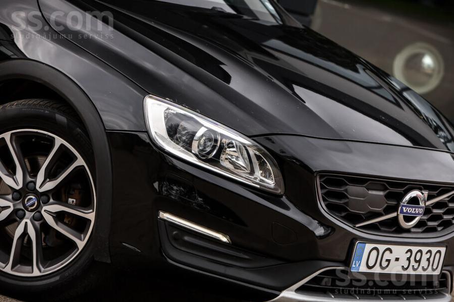 Black Volvo V60 2017 in Jelgava, with an engine capacity of 2.40 L and mileage of 0 thousand km for 11690 €, photo 6 on AUTOMOTO.COM.LV