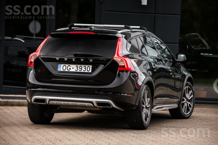 Black Volvo V60 2017 in Jelgava, with an engine capacity of 2.40 L and mileage of 0 thousand km for 11690 €, photo 10 on AUTOMOTO.COM.LV