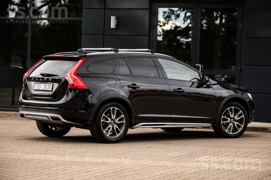 Black Volvo V60 2017 in Jelgava, with an engine capacity of 2.40 L and mileage of 0 thousand km for 11690 €, photo 11 on AUTOMOTO.COM.LV