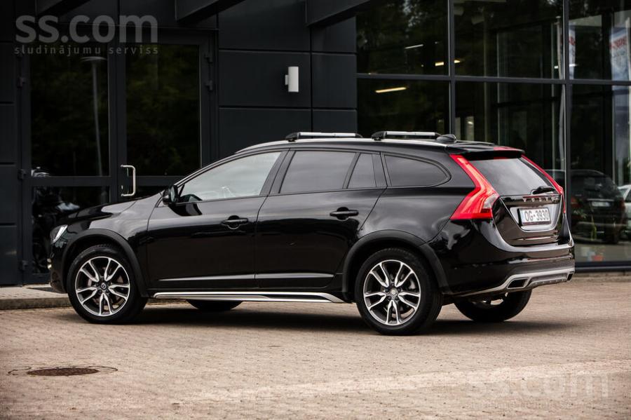 Black Volvo V60 2017 in Jelgava, with an engine capacity of 2.40 L and mileage of 0 thousand km for 11690 €, photo 13 on AUTOMOTO.COM.LV