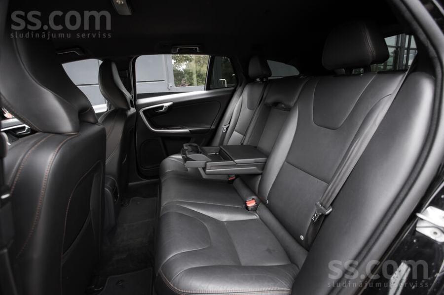 Black Volvo V60 2017 in Jelgava, with an engine capacity of 2.40 L and mileage of 0 thousand km for 11690 €, photo 17 on AUTOMOTO.COM.LV