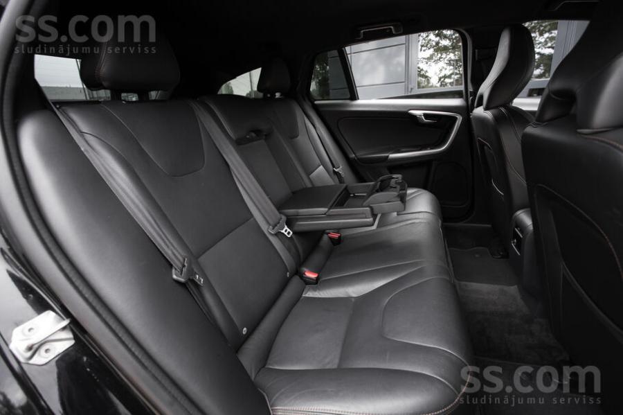 Black Volvo V60 2017 in Jelgava, with an engine capacity of 2.40 L and mileage of 0 thousand km for 11690 €, photo 18 on AUTOMOTO.COM.LV