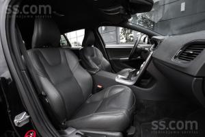 Black Volvo V60 2017 in Jelgava, with an engine capacity of 2.40 L and mileage of 0 thousand km for 11690 €, photo 19 on AUTOMOTO.COM.LV