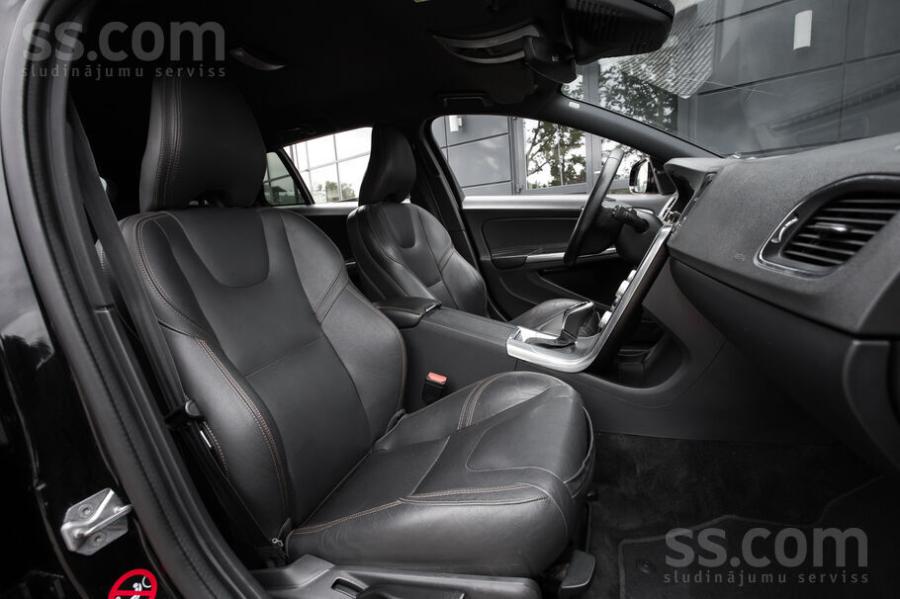 Black Volvo V60 2017 in Jelgava, with an engine capacity of 2.40 L and mileage of 0 thousand km for 11690 €, photo 19 on AUTOMOTO.COM.LV