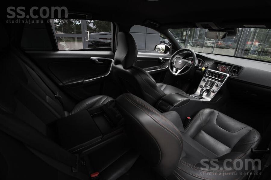 Black Volvo V60 2017 in Jelgava, with an engine capacity of 2.40 L and mileage of 0 thousand km for 11690 €, photo 20 on AUTOMOTO.COM.LV
