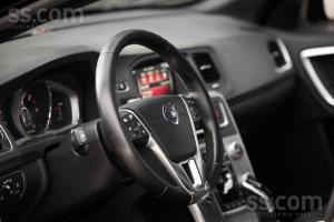 Black Volvo V60 2017 in Jelgava, with an engine capacity of 2.40 L and mileage of 0 thousand km for 11690 €, photo 21 on AUTOMOTO.COM.LV