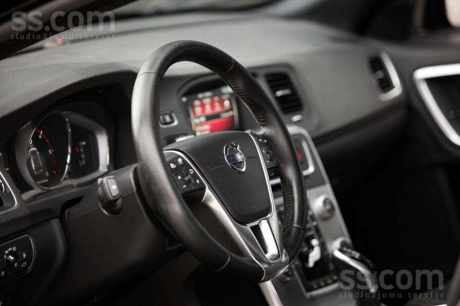 Black Volvo V60 2017 in Jelgava, with an engine capacity of 2.40 L and mileage of 0 thousand km for 11690 €, photo 21 on AUTOMOTO.COM.LV