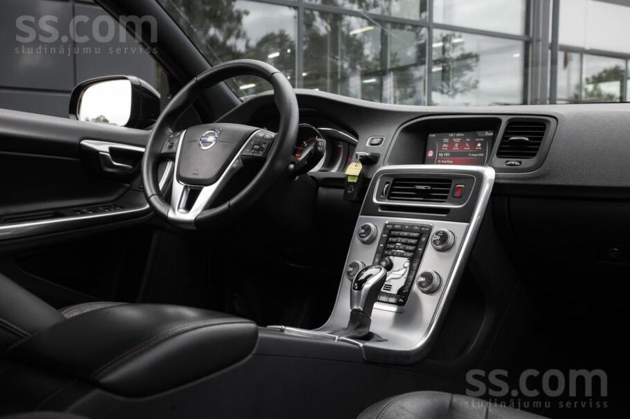 Black Volvo V60 2017 in Jelgava, with an engine capacity of 2.40 L and mileage of 0 thousand km for 11690 €, photo 22 on AUTOMOTO.COM.LV