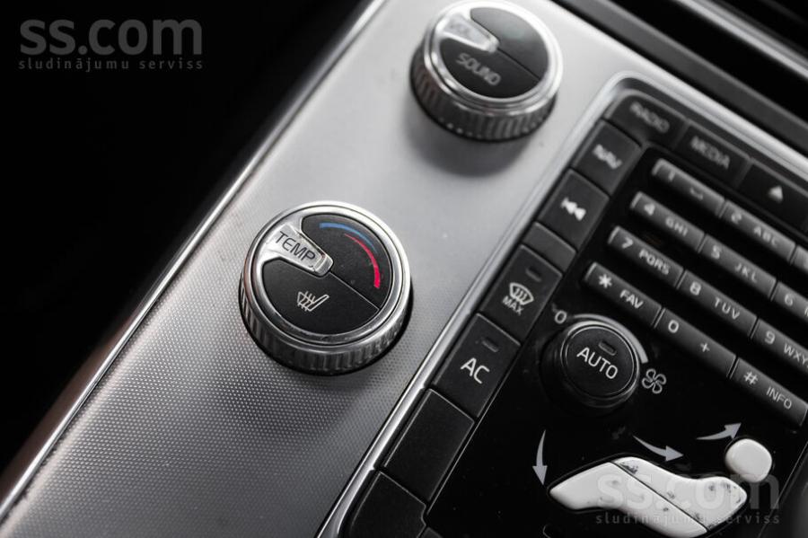 Black Volvo V60 2017 in Jelgava, with an engine capacity of 2.40 L and mileage of 0 thousand km for 11690 €, photo 24 on AUTOMOTO.COM.LV