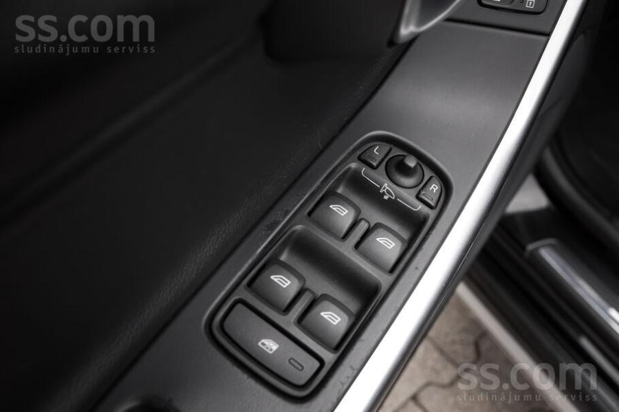 Black Volvo V60 2017 in Jelgava, with an engine capacity of 2.40 L and mileage of 0 thousand km for 11690 €, photo 27 on AUTOMOTO.COM.LV