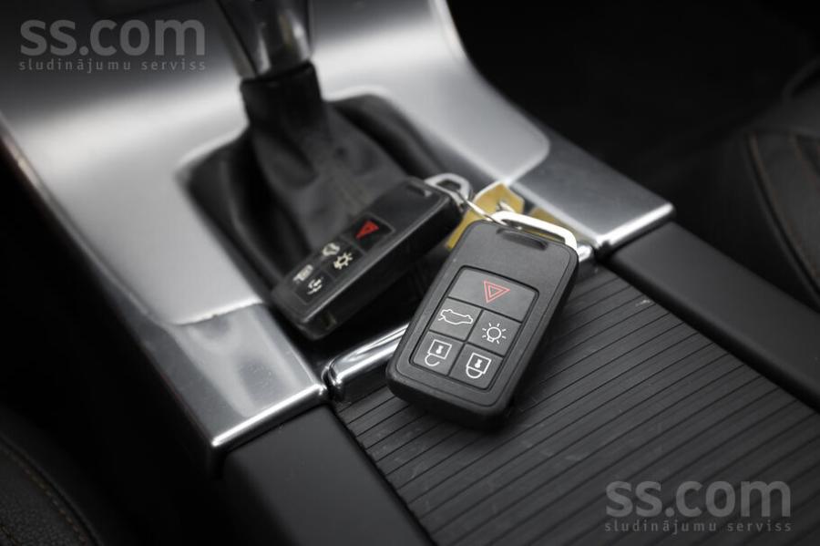 Black Volvo V60 2017 in Jelgava, with an engine capacity of 2.40 L and mileage of 0 thousand km for 11690 €, photo 28 on AUTOMOTO.COM.LV
