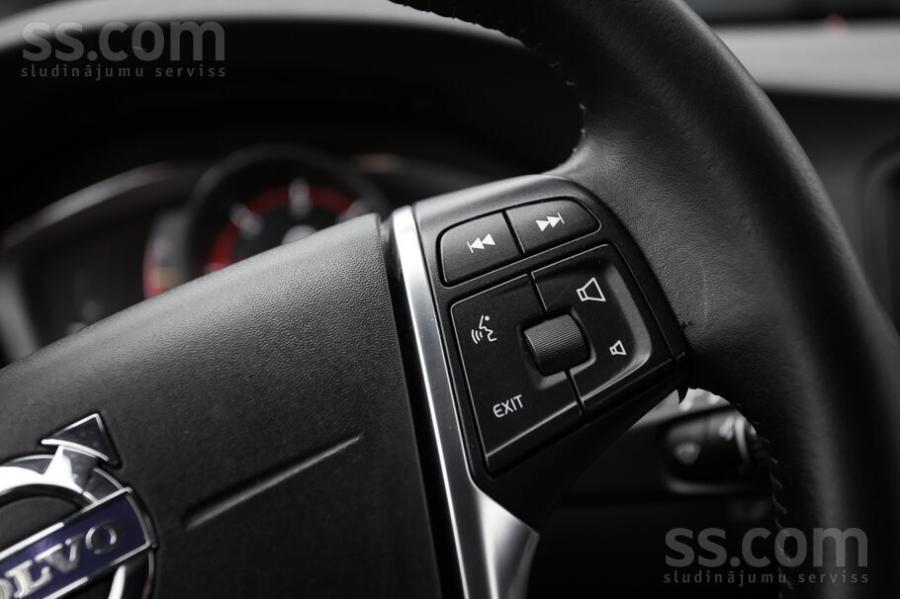 Black Volvo V60 2017 in Jelgava, with an engine capacity of 2.40 L and mileage of 0 thousand km for 11690 €, photo 31 on AUTOMOTO.COM.LV
