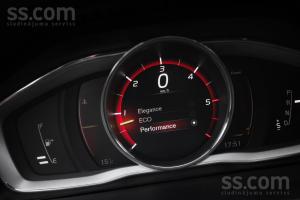 Black Volvo V60 2017 in Jelgava, with an engine capacity of 2.40 L and mileage of 0 thousand km for 11690 €, photo 33 on AUTOMOTO.COM.LV