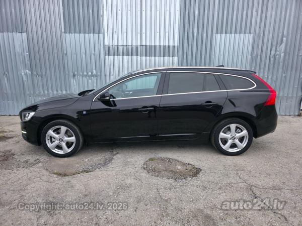 Black Volvo V60 2017 in Tallinn, with an engine capacity of 2.00 L and mileage of 204 thousand km for 8790 €, photo 6 on AUTOMOTO.COM.LV