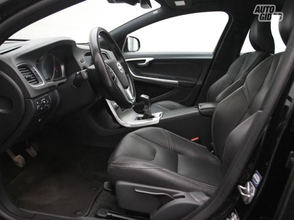 Melns Volvo V60 2017 Viļņa, ar dzinēja tilpumu 2.00 L un nobraukumu 291 tūkst. km par 8999 €, foto 4 vietnē AUTOMOTO.COM.LV