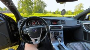 Melns Volvo V60 2017 Daugavpils, ar dzinēja tilpumu 2.00 L un nobraukumu 232 tūkst. km par 10500 €, foto 3 vietnē AUTOMOTO.COM.LV