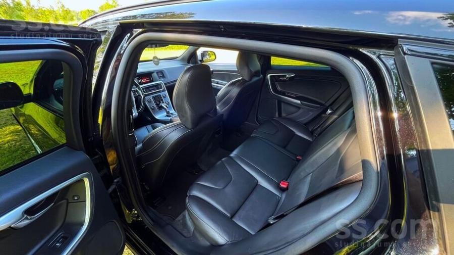 Melns Volvo V60 2017 Daugavpils, ar dzinēja tilpumu 2.00 L un nobraukumu 232 tūkst. km par 10500 €, foto 15 vietnē AUTOMOTO.COM.LV