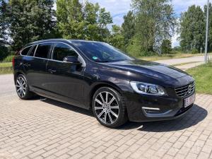 Melns Volvo V60 2017 Limbaži, ar dzinēja tilpumu 2.00 L un nobraukumu 218 tūkst. km par 10350 €, foto  vietnē AUTOMOTO.COM.LV