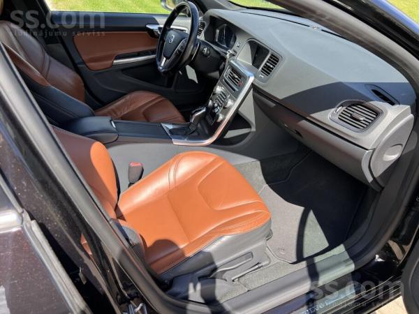Черный Вольво B60 2017 в Лимбажи, объемом двигателя 2.00 л и пробегом 218 тыс. км за 10350 €, фото 10 на AUTOMOTO.COM.LV