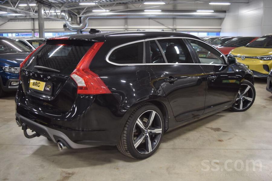 Black Volvo V60 2017 in Riga, with an engine capacity of 2.00 L and mileage of 332 thousand km for 8900 €, photo 3 on AUTOMOTO.COM.LV