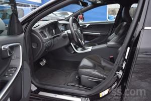 Black Volvo V60 2017 in Riga, with an engine capacity of 2.00 L and mileage of 332 thousand km for 8900 €, photo 4 on AUTOMOTO.COM.LV
