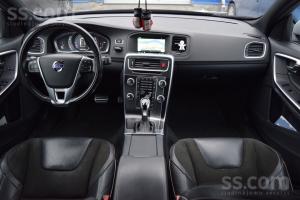 Black Volvo V60 2017 in Riga, with an engine capacity of 2.00 L and mileage of 332 thousand km for 8900 €, photo 5 on AUTOMOTO.COM.LV