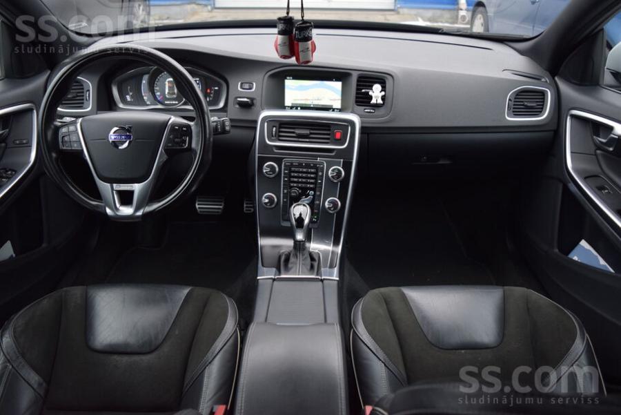 Black Volvo V60 2017 in Riga, with an engine capacity of 2.00 L and mileage of 332 thousand km for 8900 €, photo 5 on AUTOMOTO.COM.LV