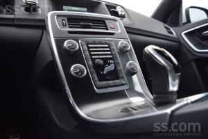 Black Volvo V60 2017 in Riga, with an engine capacity of 2.00 L and mileage of 332 thousand km for 8900 €, photo 7 on AUTOMOTO.COM.LV