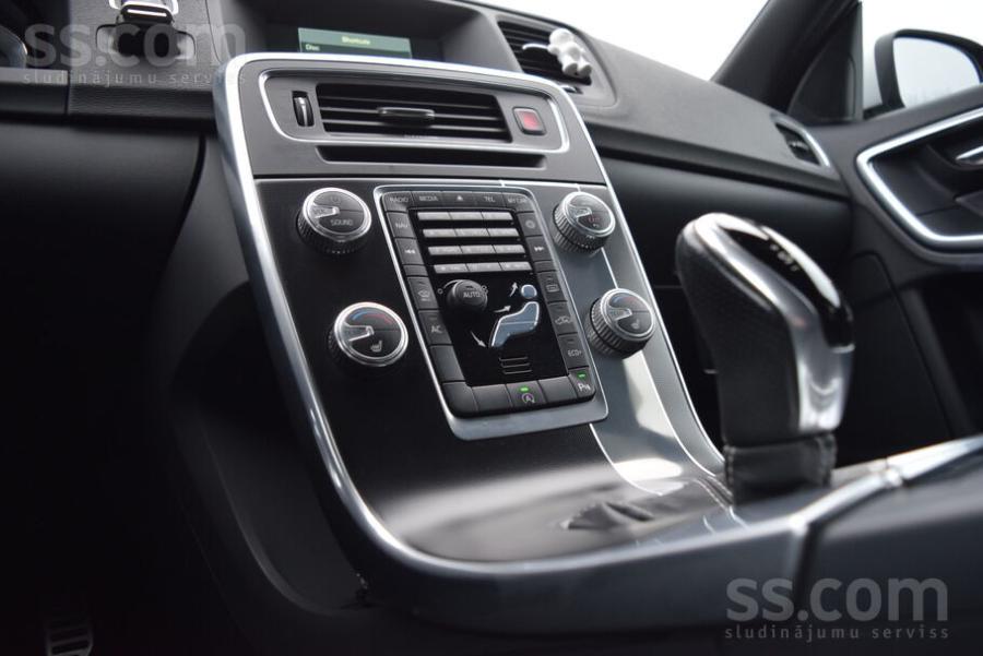 Black Volvo V60 2017 in Riga, with an engine capacity of 2.00 L and mileage of 332 thousand km for 8900 €, photo 7 on AUTOMOTO.COM.LV