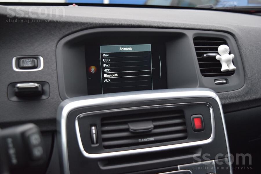 Black Volvo V60 2017 in Riga, with an engine capacity of 2.00 L and mileage of 332 thousand km for 8900 €, photo 8 on AUTOMOTO.COM.LV
