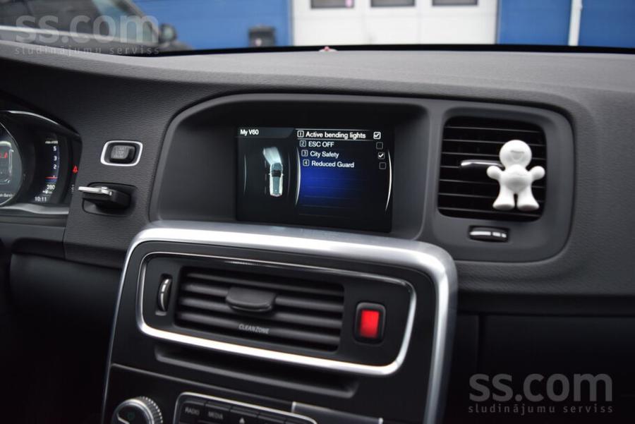 Black Volvo V60 2017 in Riga, with an engine capacity of 2.00 L and mileage of 332 thousand km for 8900 €, photo 9 on AUTOMOTO.COM.LV