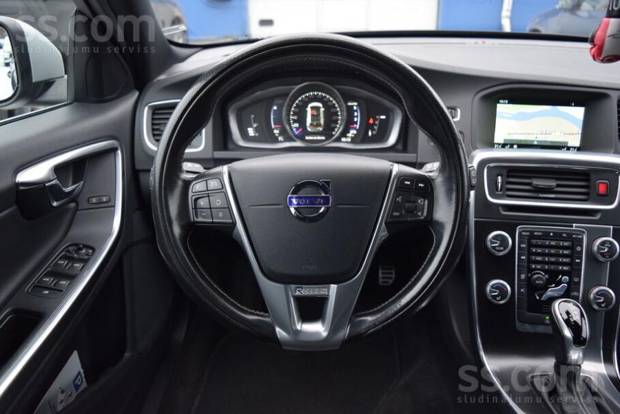 Black Volvo V60 2017 in Riga, with an engine capacity of 2.00 L and mileage of 332 thousand km for 8900 €, photo 11 on AUTOMOTO.COM.LV
