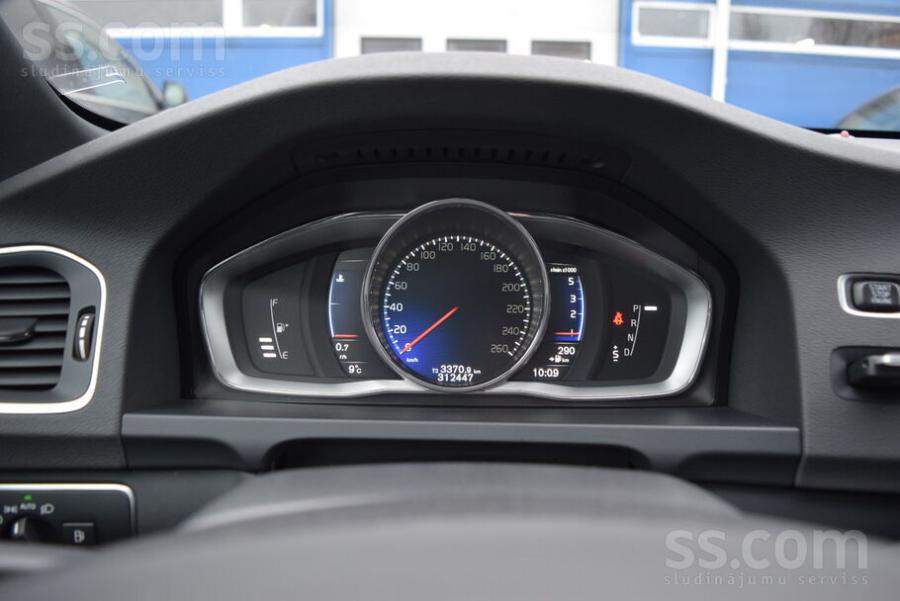 Black Volvo V60 2017 in Riga, with an engine capacity of 2.00 L and mileage of 332 thousand km for 8900 €, photo 12 on AUTOMOTO.COM.LV