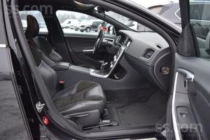 Black Volvo V60 2017 in Riga, with an engine capacity of 2.00 L and mileage of 332 thousand km for 8900 €, photo 13 on AUTOMOTO.COM.LV