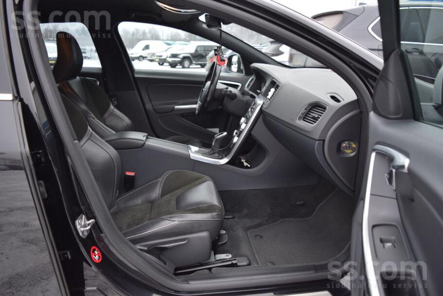Black Volvo V60 2017 in Riga, with an engine capacity of 2.00 L and mileage of 332 thousand km for 8900 €, photo 13 on AUTOMOTO.COM.LV