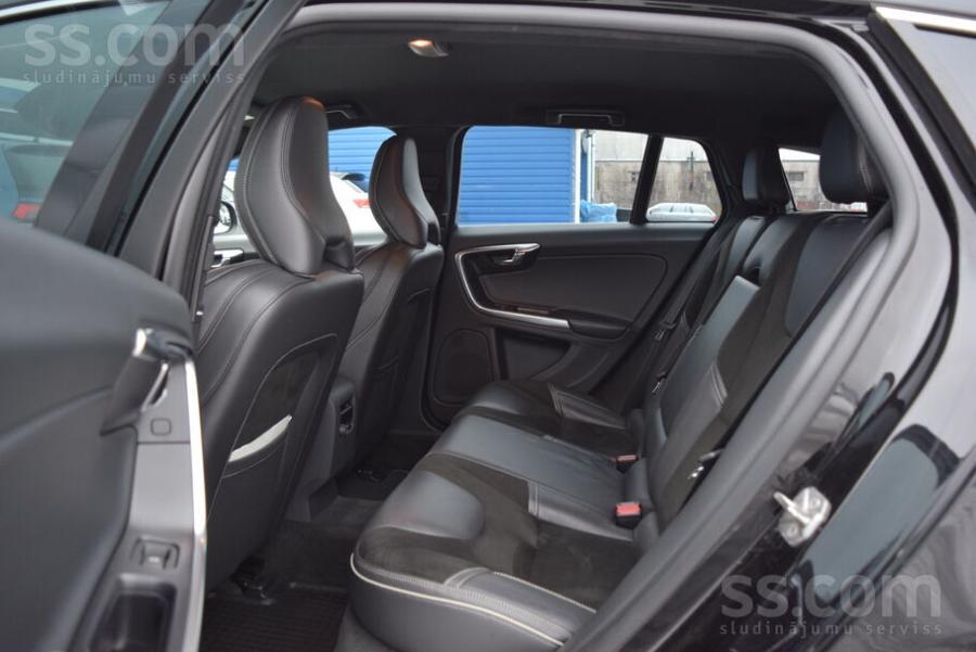 Black Volvo V60 2017 in Riga, with an engine capacity of 2.00 L and mileage of 332 thousand km for 8900 €, photo 14 on AUTOMOTO.COM.LV