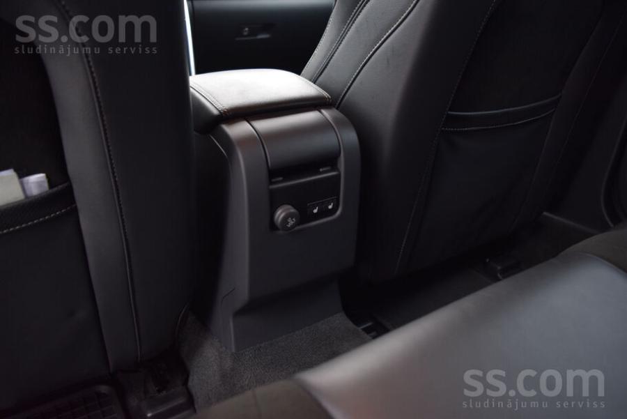 Black Volvo V60 2017 in Riga, with an engine capacity of 2.00 L and mileage of 332 thousand km for 8900 €, photo 15 on AUTOMOTO.COM.LV