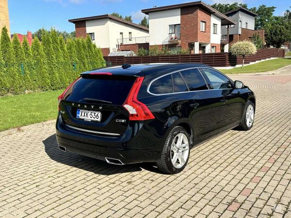Black Volvo V60 2017 in Klaipeda, with an engine capacity of 2.40 L and mileage of 213 thousand km for 8200 €, photo 4 on AUTOMOTO.COM.LV