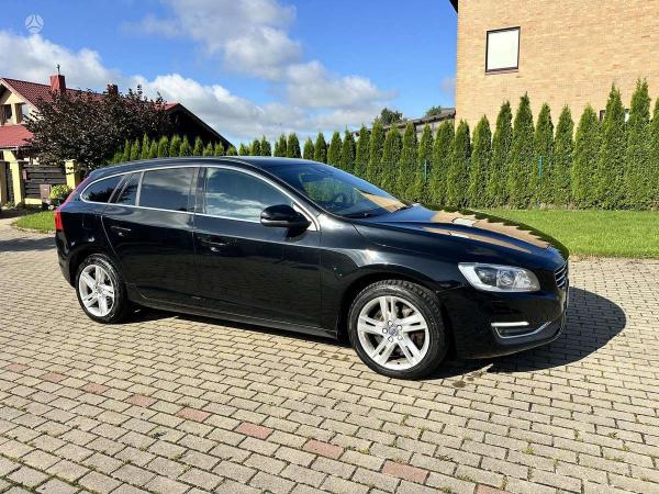 Black Volvo V60 2017 in Klaipeda, with an engine capacity of 2.40 L and mileage of 213 thousand km for 8200 €, photo 5 on AUTOMOTO.COM.LV