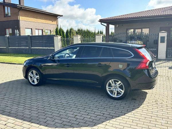 Black Volvo V60 2017 in Klaipeda, with an engine capacity of 2.40 L and mileage of 213 thousand km for 8200 €, photo 7 on AUTOMOTO.COM.LV