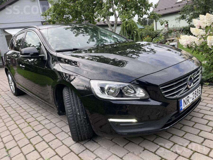Black Volvo V60 2017 in Riga, with an engine capacity of 1.90 L and mileage of 130 thousand km for 10900 €, photo 3 on AUTOMOTO.COM.LV